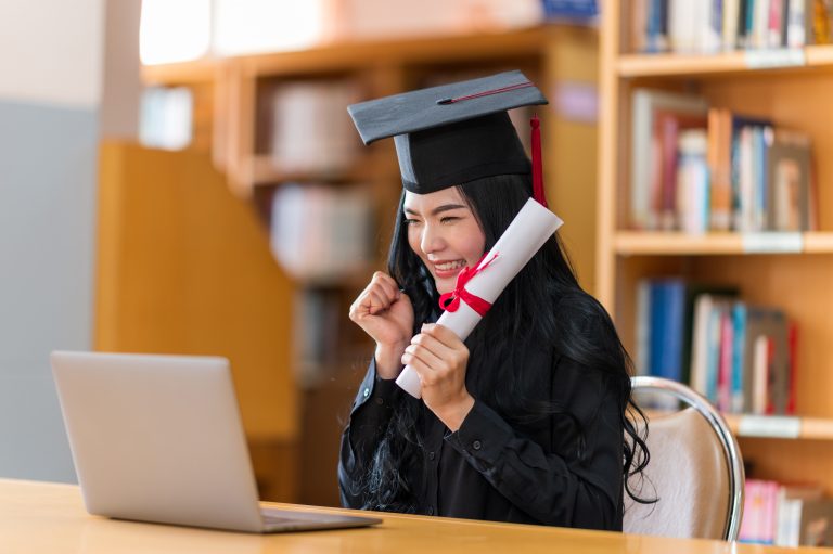 50 Best Scholarships for Online Students